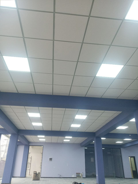 Aрмстронг.Ishlab chiqaruvchidan gipsli potolok turi Armstrong.