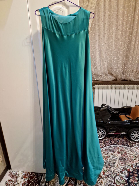 Зелёное платье с накидкой