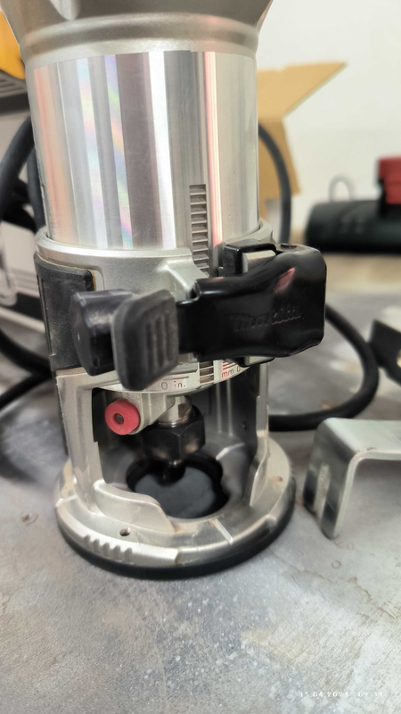 Кромочный фрезер MAKITA RT0700C