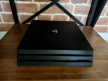 Продается Playstation 4 Pro 1 Tb с 18 дисками