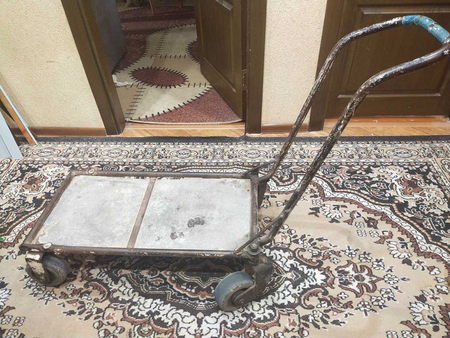 Металлическая тележка