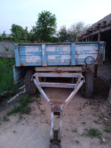 Traktor va prisebi bilan birga sotiladi