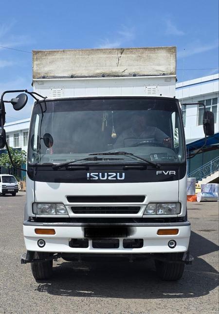 Isuzu gruzovoy 10 tonnalik