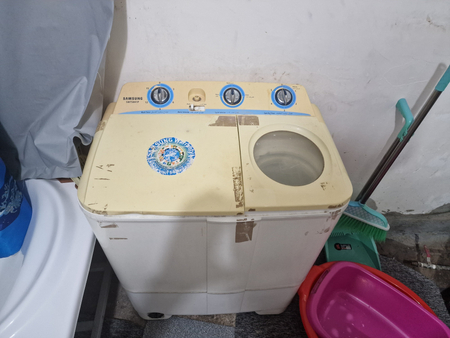 Samsung poluavtomat sotiladi