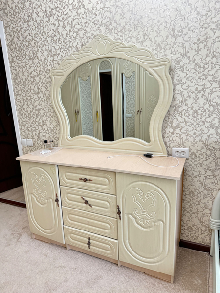 Шкаф, комод с зеркалом, 3 тумбочки