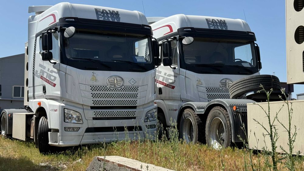 Тягач 6х4 марки FAW JH6 на пневмоподушке с 8 газовыми баллонами