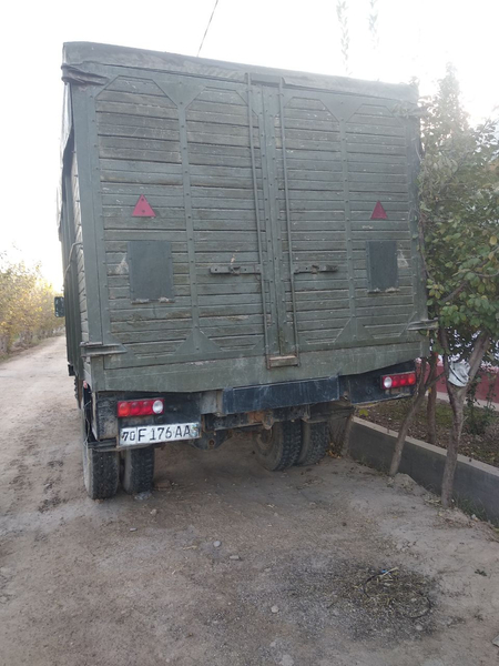 ZIL 130 srochniy sotiladi
