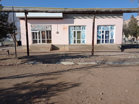 Грэс Нуристон шахарчасида жойлашган 3 Та Савдо Дукон Сотилади