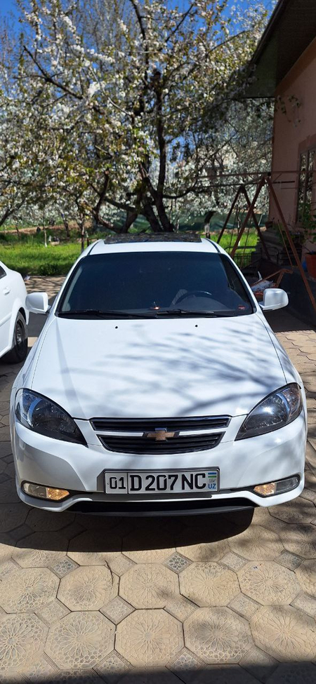 Lacetti avtomobili sotiladi