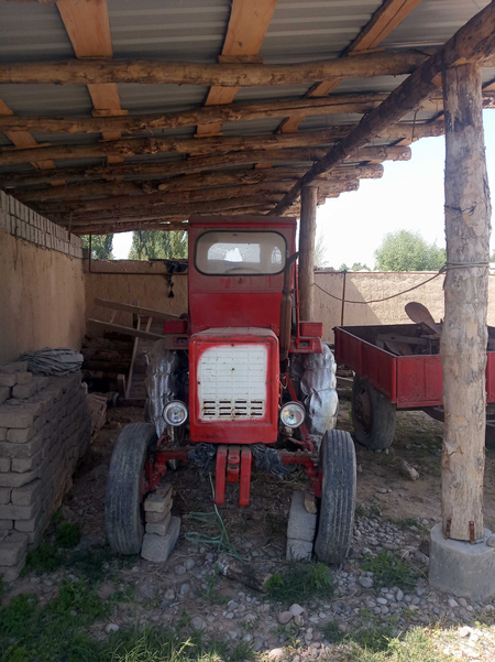 T 25 traktor tirkama, plug va zapchastlari bilan sotiladi.