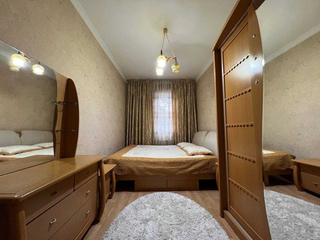 м.Ойбек Госпитальный офис Huawei 3-комнатая 4/9 80 м² ремонт меб/тех