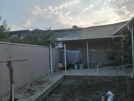 Uy (hovli) sotiladi