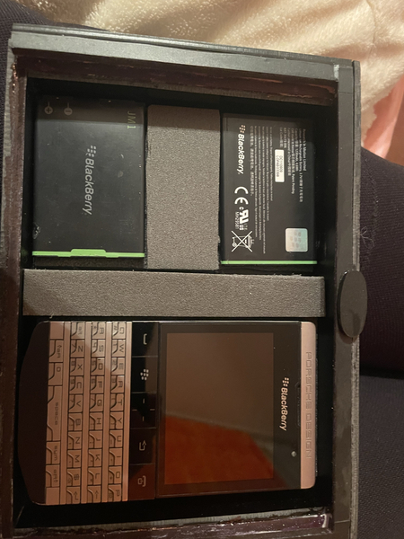 Продаётся blackberry P9981 p/d