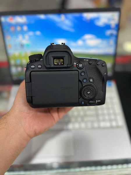 Canon EOS 6D Mark II ideal 24-105 II F4 2-pokoleniya