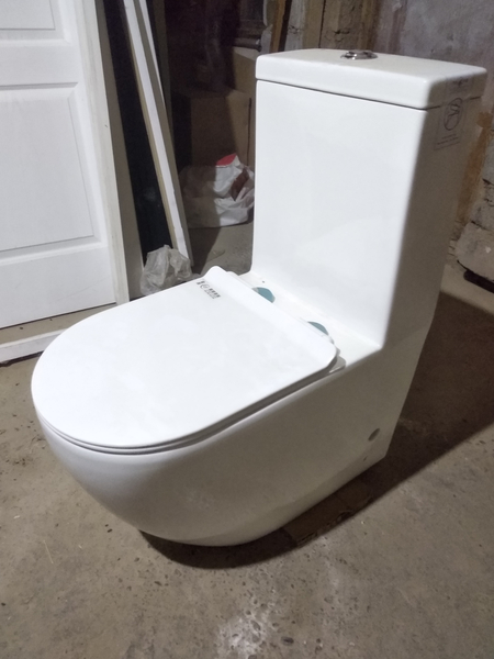 Продам новые лытие унитазы.