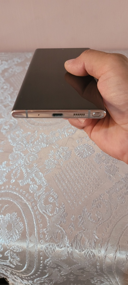 Samsung Galaxy Note 10+5G 12/256gb сотилади айби йўқ аёл киши тутган