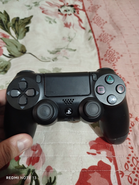 Продаю геймпад для Playstation 4.