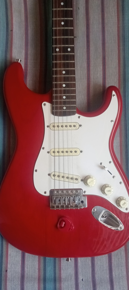 Elektron gitara sotiladi