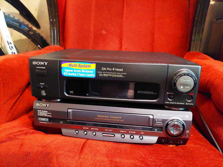 Продам видеомагнитофон Sony SLV-X712 4х-головончый в состояние нового.