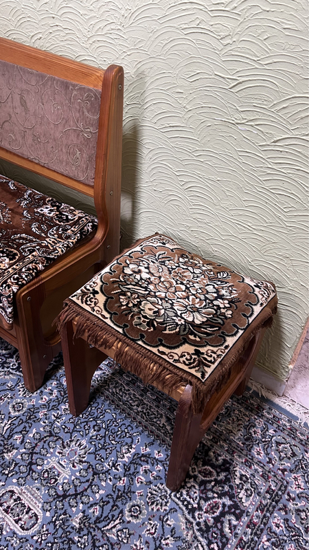 2 скамейки с ящиками для хранения, 2  табуретки, стол