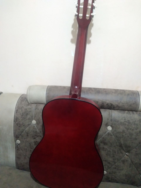 Gitara yangi claccikyangi strunalar