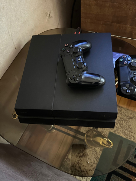 Playstation 4 1 тб 2 джостика