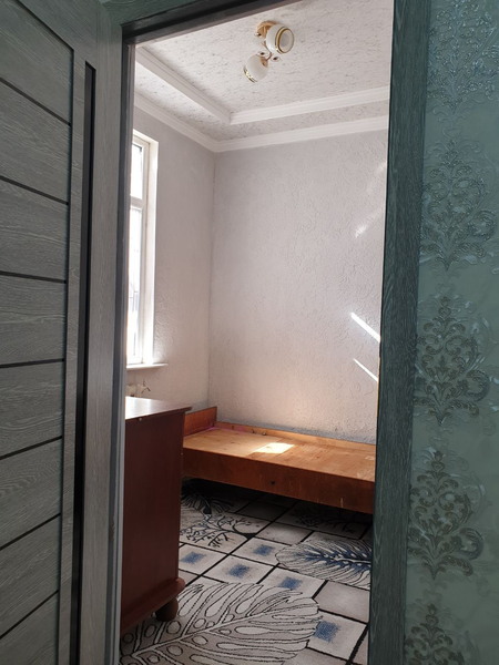 Uy sotiladi 2 xonali 3 xona qilingan     narxi 75000$                .