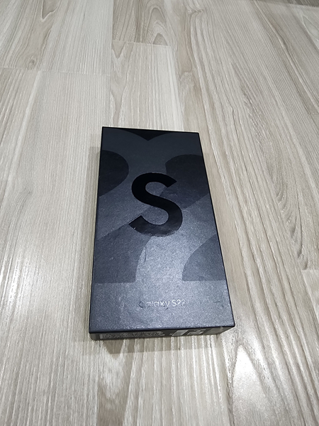 Продаётся или обмен на что-то стоящие коробка от Samsung S22!
