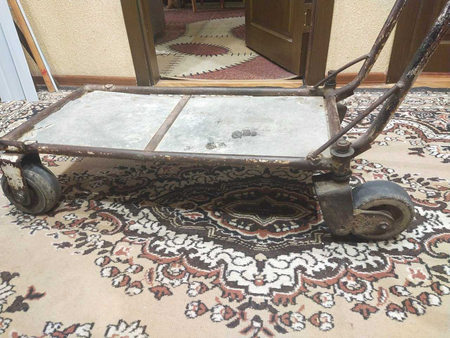 Металлическая тележка