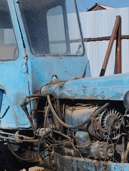 traktor 28 sotiladi
