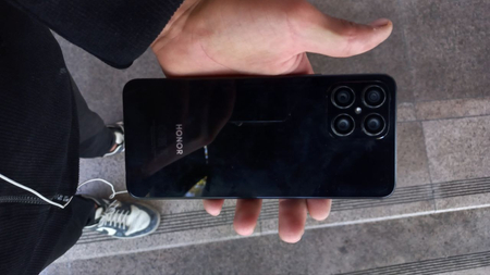 Xonor X8  srochna sotiladi
