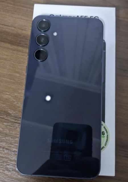 Samsung galaxy A 55 8 ram 256 rom 
Rangi qora. Yangi korobka ochilgan