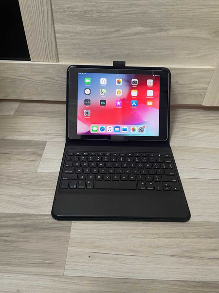 Ipad Air, 32gb, Klaviaturali chexol, Zaryadchik