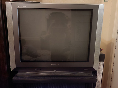 Продается телевизор Panasonic с подставкой.