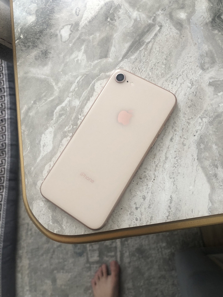 Iphone 8 gold.