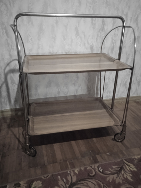 Продам столик сервированный складной на колесах.