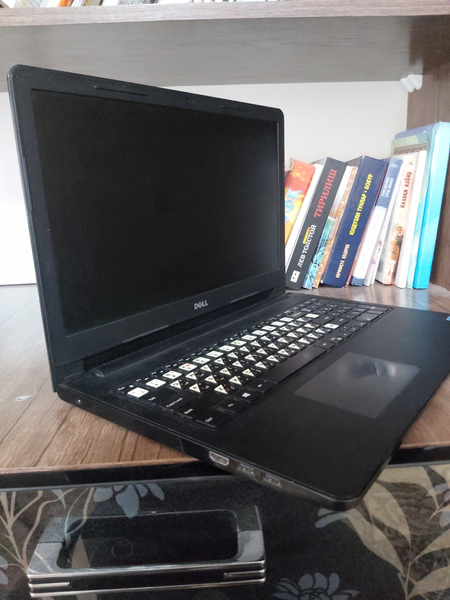 Ofisniy noutbook sotiladi