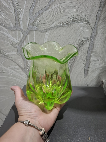 Продаётся вазочка ,чешское стекло.