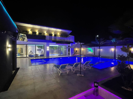 Новая Хай-тек дача Diamond Villa не далеко от бочке