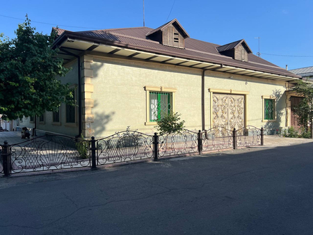 Яккасарой саламатинада 4 сотих+2,4 сотих углавой участка сотилади.