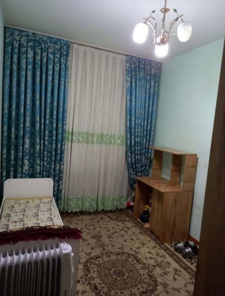 Ibn sino 1/4 da dom sotiladi srochni plita dom 3 xona 5etajli dom 4ci