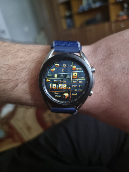 Samsung gear s3 soat orginal ajoyib holatda oy vaqtlarini korsatadi