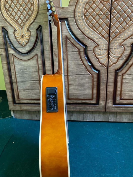 Gitara sotiladi.