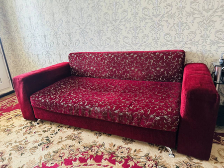 диван кроват и журнальный столик