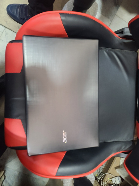 Acer aspire e5  core i5 7th gen srochni sotiladi