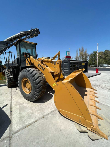 Погрузчик фронтальный SEM 655D