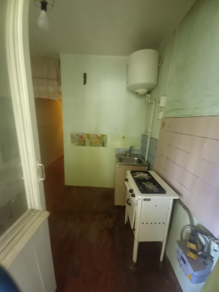 Продаётся 2х ком кв в чирчике 4 мкн 3 этаж в доль дороги