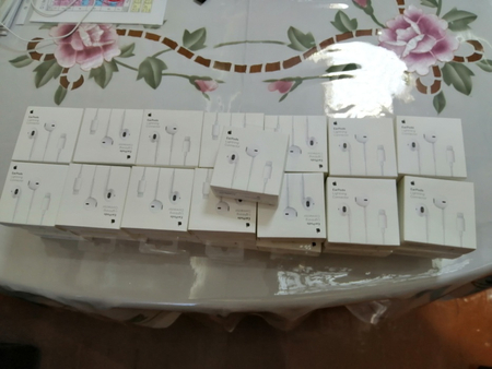 продам оригинальные коробки от EarPods Lightning (43 шт.)
