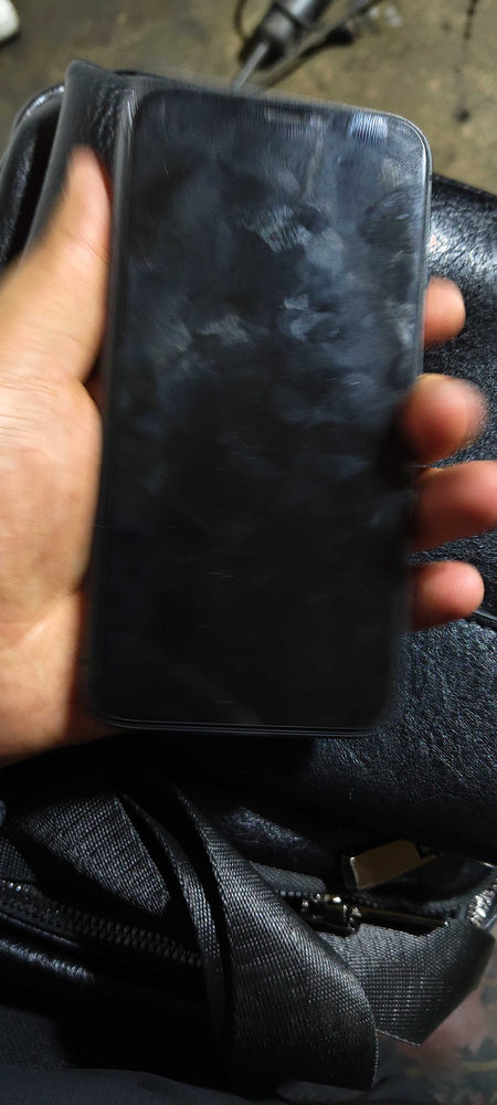 Iphone 11 Tel yaxshi holatda yomkst 72  faqat orqasida singan joyi bor