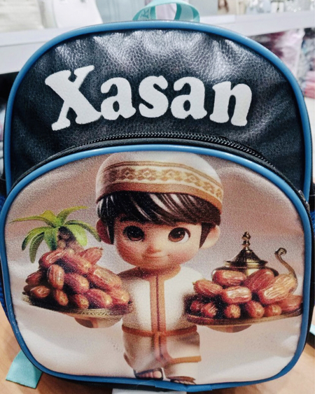 Bolalar ismlari yozilgan sumkalar.
